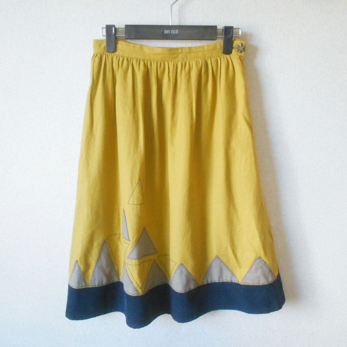 商品情報商品説明ホコモモラデシビラのスカートになります。お色はマスタード系ベースで秋を中心に着ていただけるお品です。裾にはパッチワークが施された、とっても素敵なデザインです。ご不明な点はご遠慮なくお問い合わせください。コンディション【状態】...