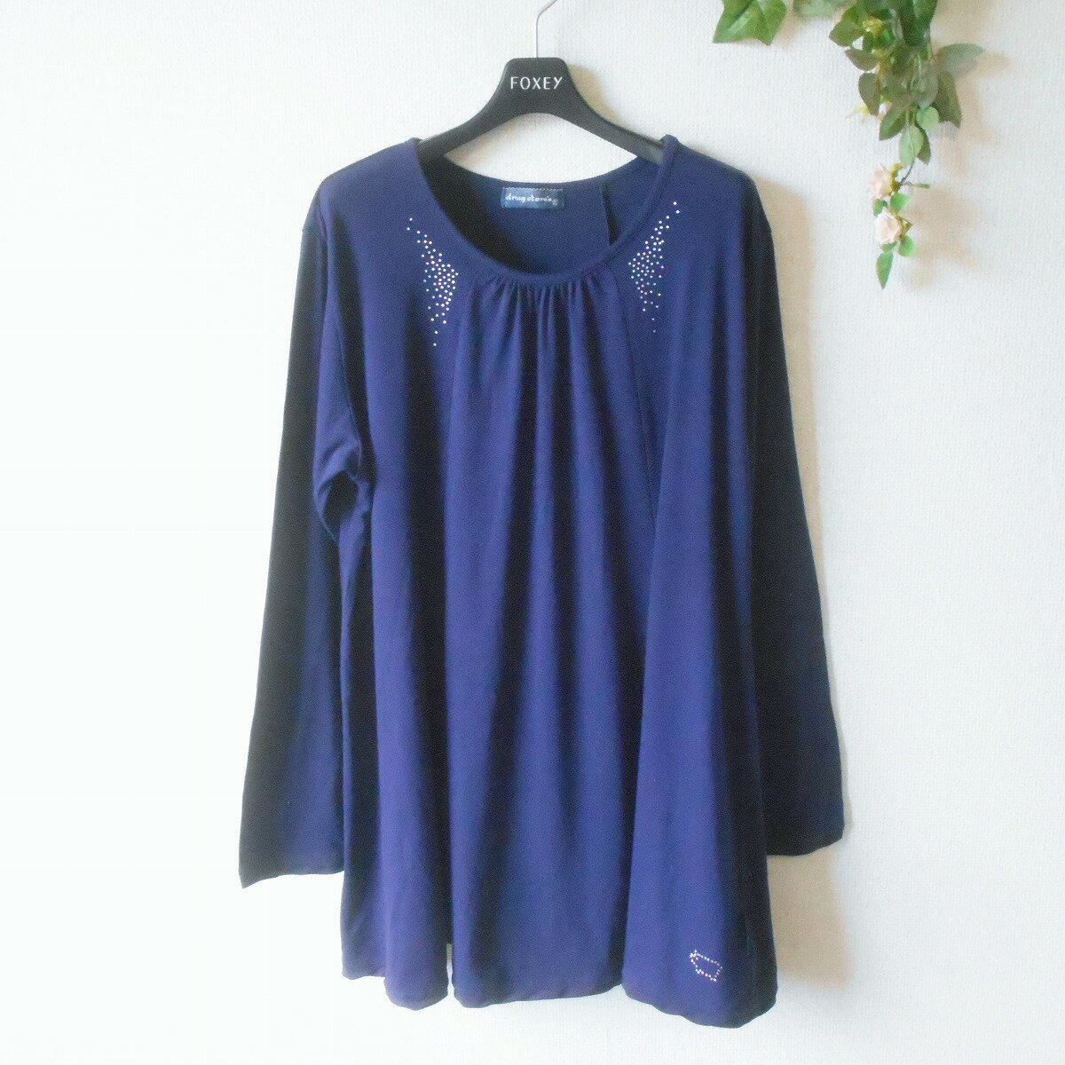 商品情報商品説明ドラッグストアーズのレディース用チュニックワンピースになります。お色は濃いパープル（ネイビーっぽい）でTシャツ生地くらいの春を中心に着ていただけるお品です。首前と裾にはラインストーンが付いていて、とっても素敵なデザインです。...