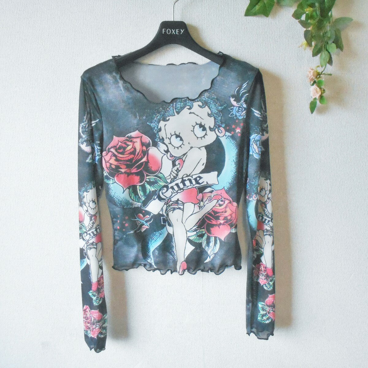 商品情報商品説明フライシャースタジオ、ベティちゃんのカットソーになります。黒っぽいベースカラーでメッシュ生地の春夏を中心に着ていただけるお品です。前身頃と両袖にベティちゃんが付いたとっても可愛いデザインです。ご不明な点はご遠慮なくお問い合わ...