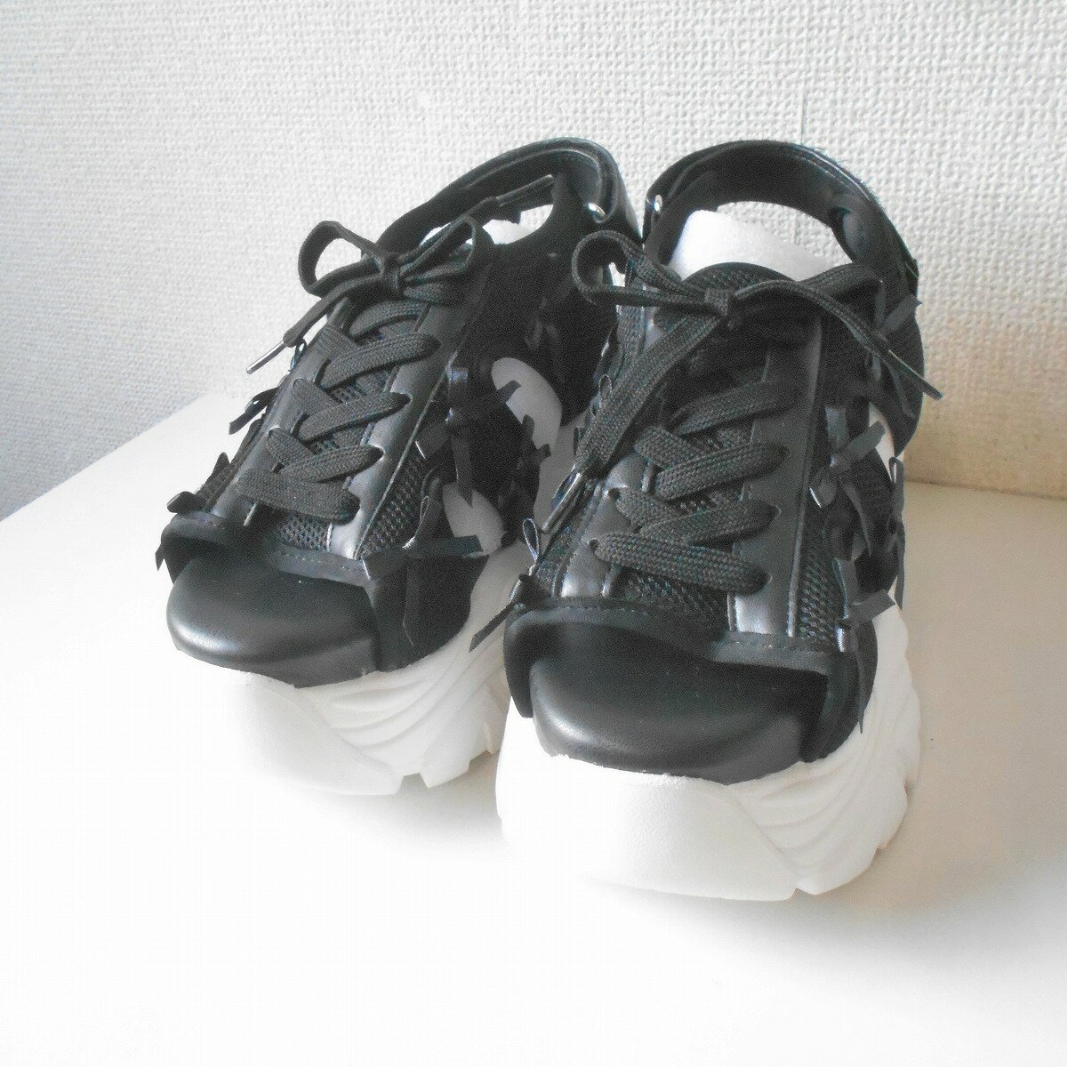 商品情報商品説明マジェスティックレゴンのレディース用サンダルになります。お色は黒色で夏を中心に着ていただけるお品です。厚底でリボンが多数付いた、とっても可愛いデザインです。ご不明な点はご遠慮なくお問い合わせください。コンディション【状態】タ...