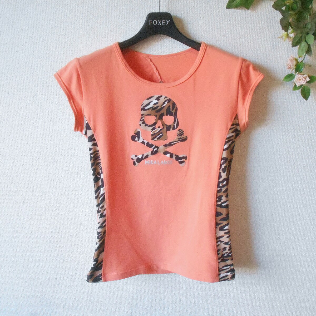 商品情報商品説明ミカノ、ミカランセのトップスになります。お色はサーモン系ベースで前にはスカルが付いた、とっても素敵なデザインです。ご不明な点はご遠慮なくお問い合わせください。コンディション【状態】USED品です。裾近くに2つ汚れがございます...