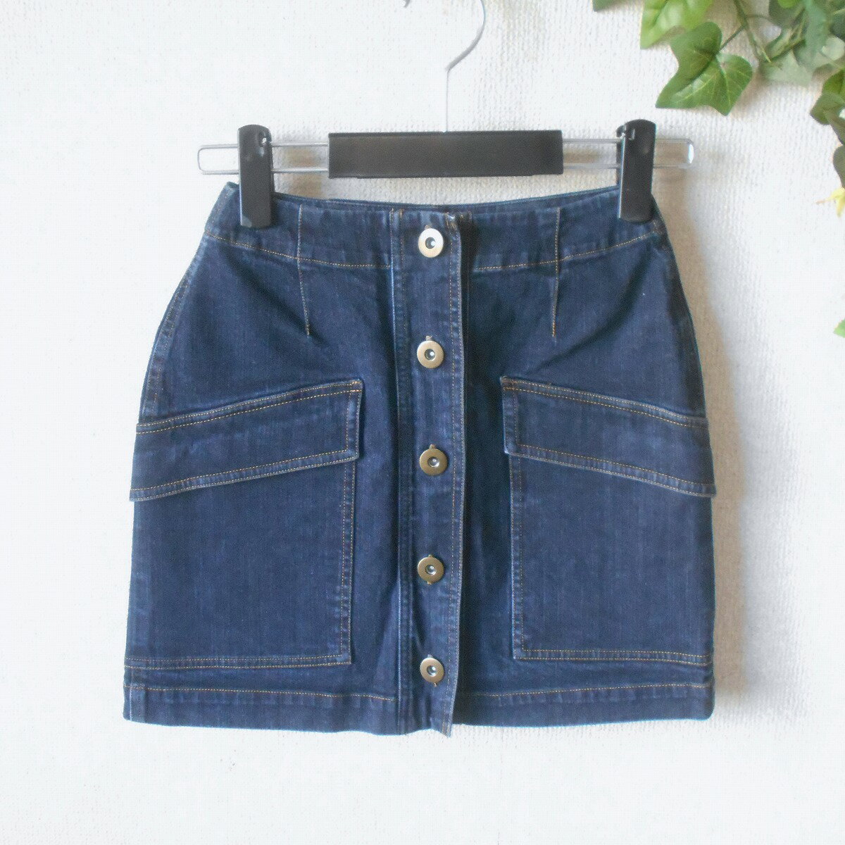 商品情報商品説明アズールバイマウジーのミニスカートになります。お色は紺系でスリッチ入りのデニム生地で、ほぼオールシーズン使えるお品です。ご不明な点はご遠慮なくお問い合わせください。コンディション【状態】USED品です。とくに目立ったシミ、汚...