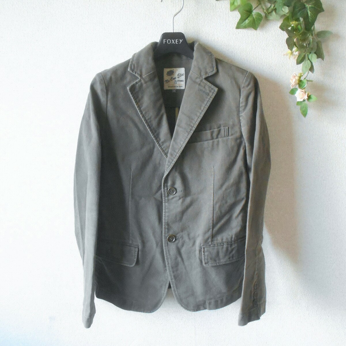 商品情報商品説明ユナイテッドアローズ、サップノーワンエルスのジャケットになります。お色はグレーのようなカーキのようなお色で春や秋を中心に着ていただけるお品です。カジュアルな雰囲気のとっても素敵なデザインです。ご不明な点はご遠慮なくお問い合わ...