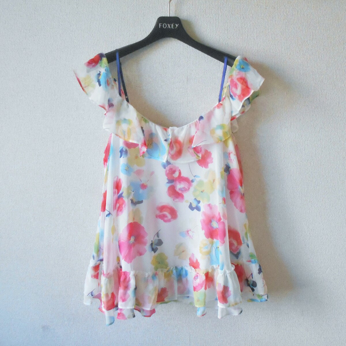 商品情報商品説明レッセパッセのノースリーブブラウスになります。お色は白系のシースルーベースで多色使用のお花のプリントが全体に入っています。裾はダブルになっていて、とっても可愛いデザインです。ご不明な点はご遠慮なくお問い合わせください。コンデ...