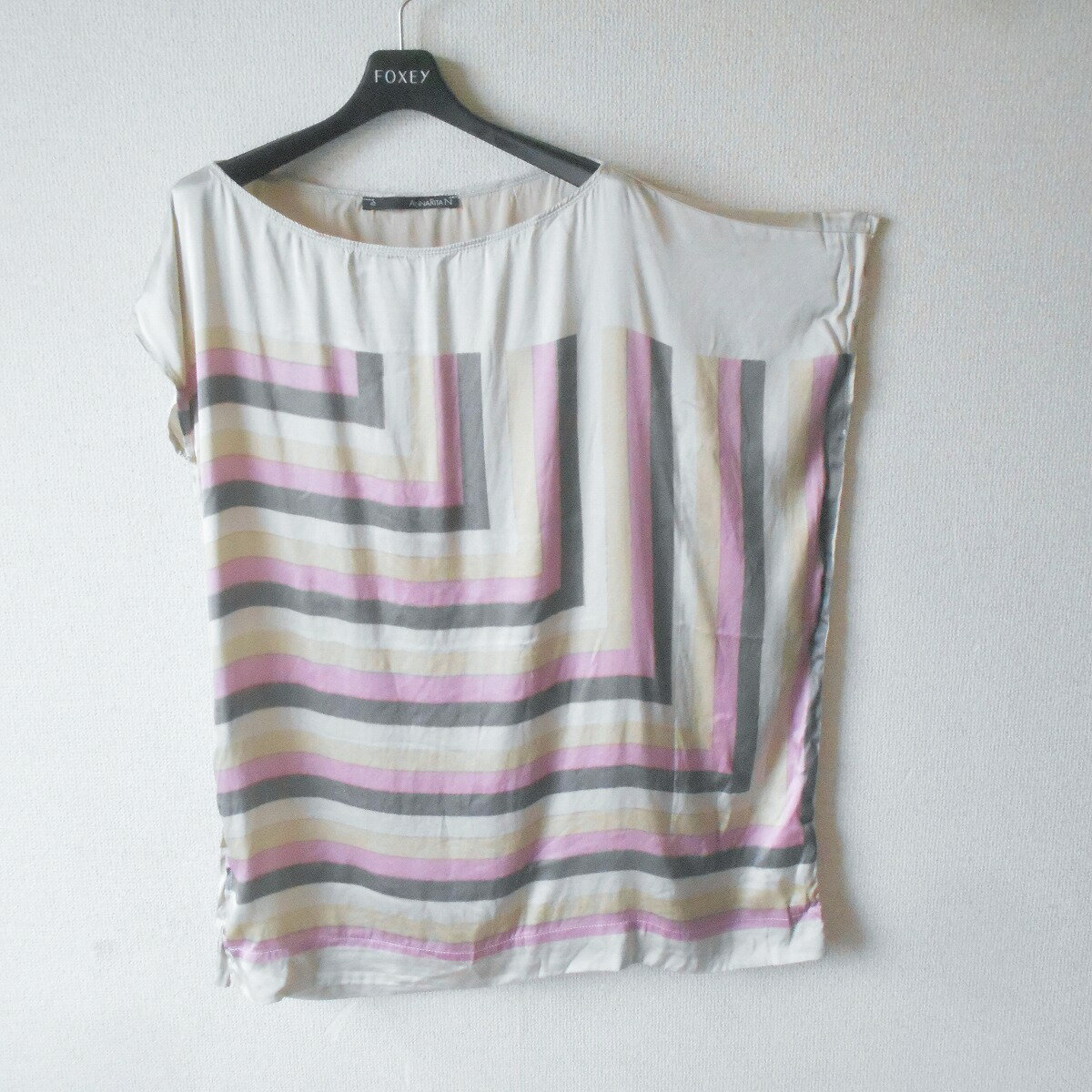 商品情報商品説明アンナリタエンネの変形チュニックになります。お色はグレー系のベースカラーで、前身頃はピンクやベージュ等のプリント色です。シルク96％の夏向きで、左袖のみ、下に生地がある変形デザインです。ご不明な点はご遠慮なくお問い合わせくだ...