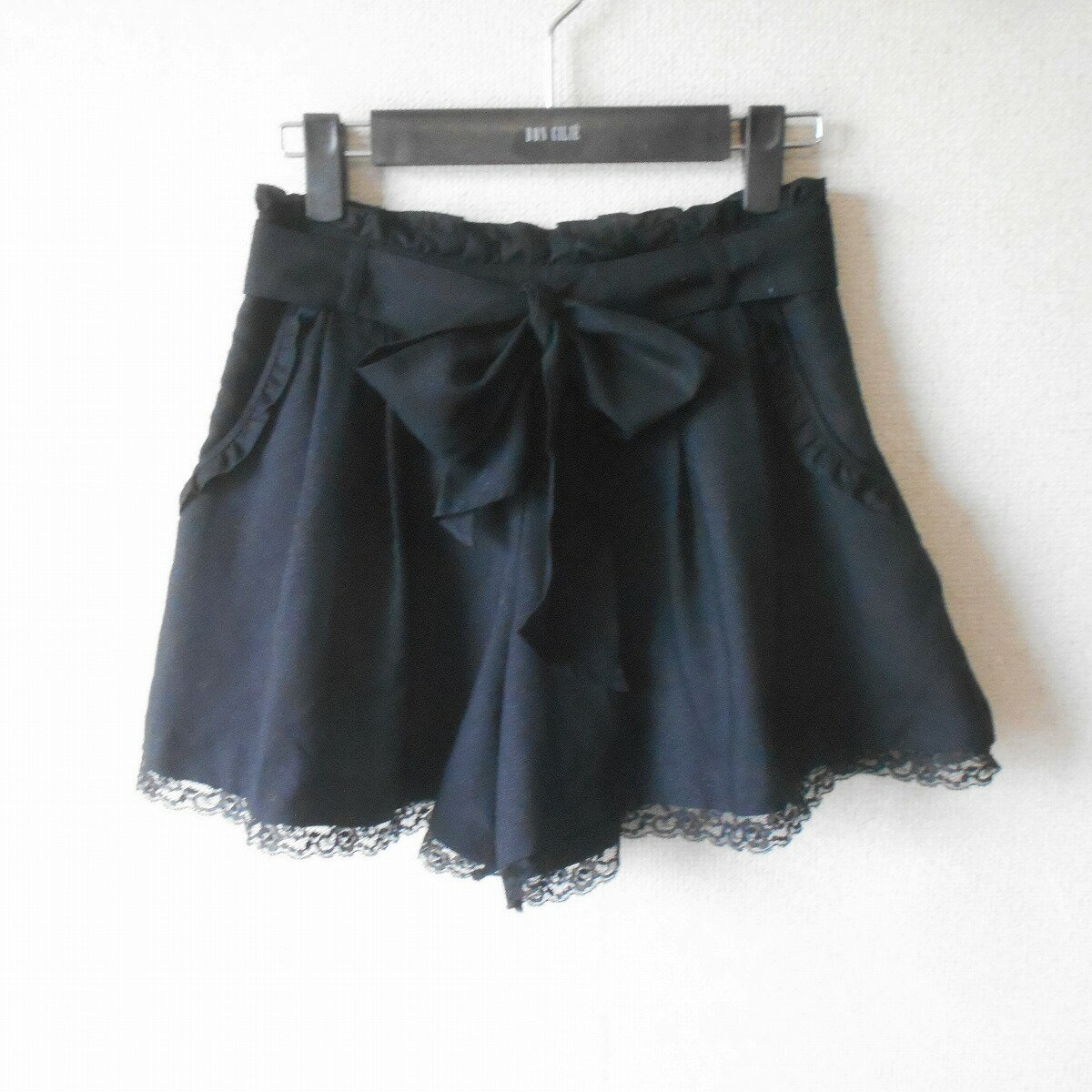 商品情報商品説明レッセパッセのキュロットパンツになります。お色は黒色で全体に細かいラメが入っています。薄手生地の春夏向きで、ウエストトップとポケットの入れ口にはフリルが使用されていて、裾にはレースが使用された、とっても可愛い一着です。＊同生...