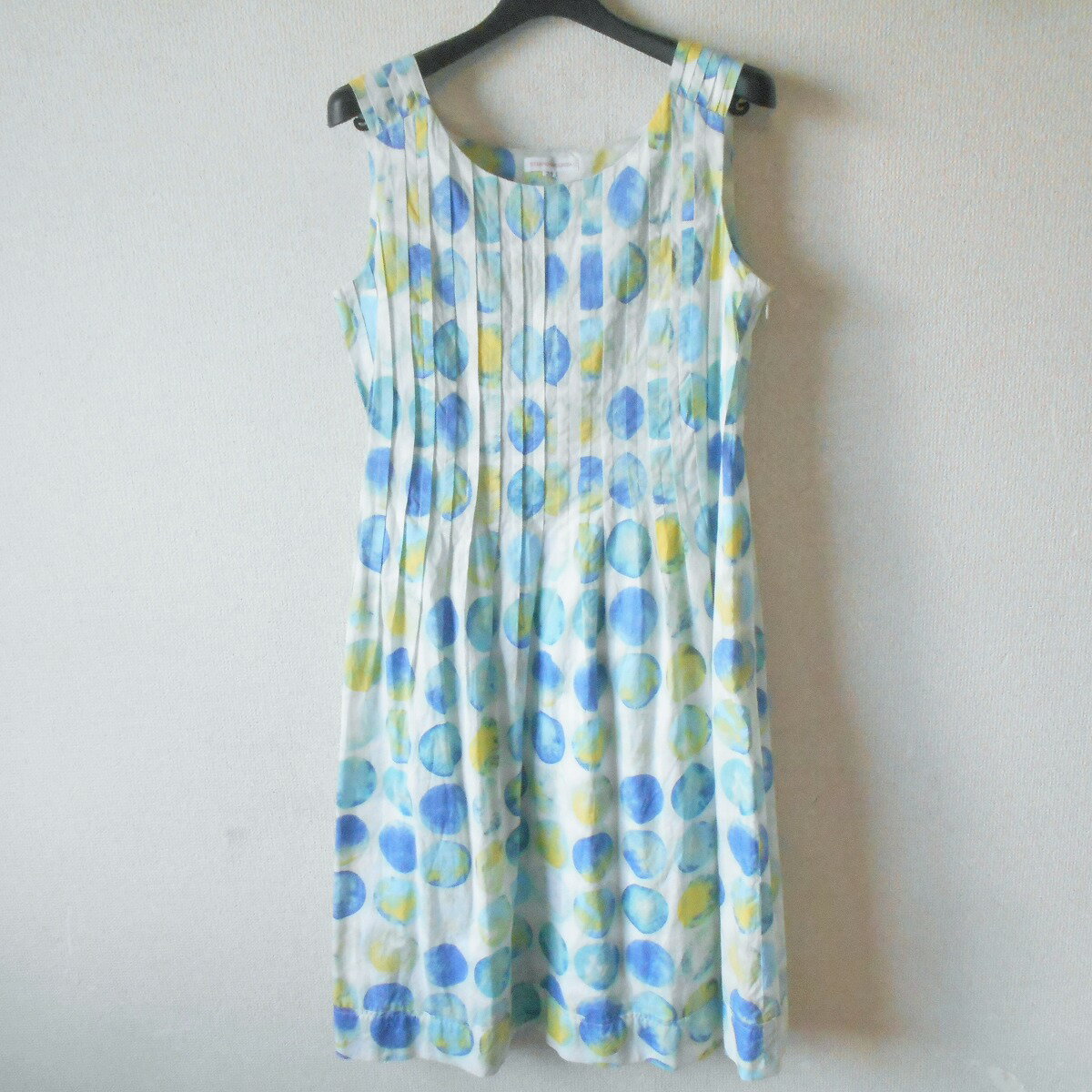 商品情報商品説明エテルノベレッツァのノースリーブワンピースになります。お色は多色使用で夏を中心に着ていただけるお品です。ご不明な点はご遠慮なくお問い合わせください。コンディション【状態】USED品です。とくに目立ったシミ、汚れ、キズは見当た...