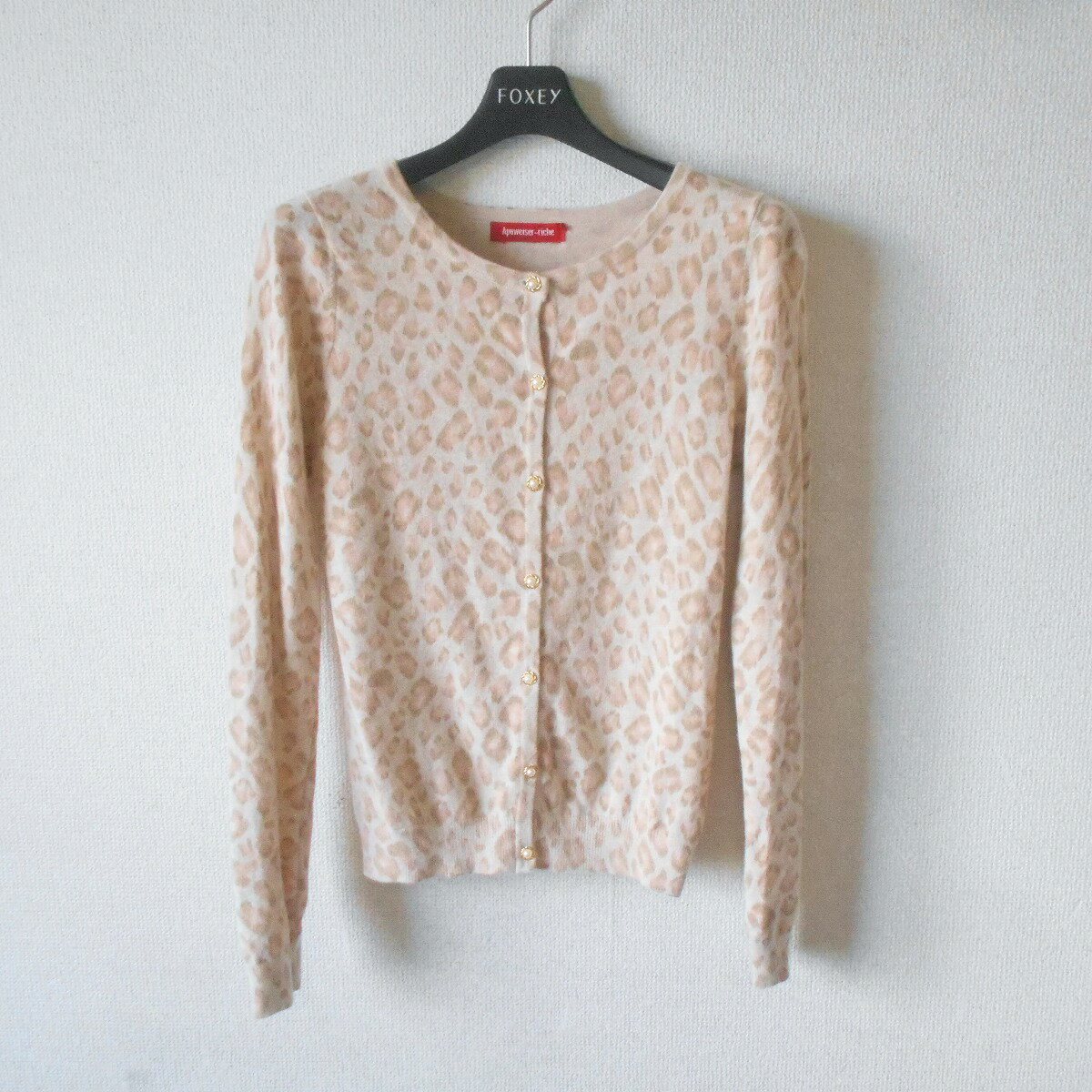 商品情報商品説明アプワイザーリッシェのレディース用カーディガンになります。お色はベージュ系ベースのアニマル柄で秋冬春の3シーズン使えるお品です。ご不明な点はご遠慮なくお問い合わせください。コンディション【状態】USED品です。とくに目立った...