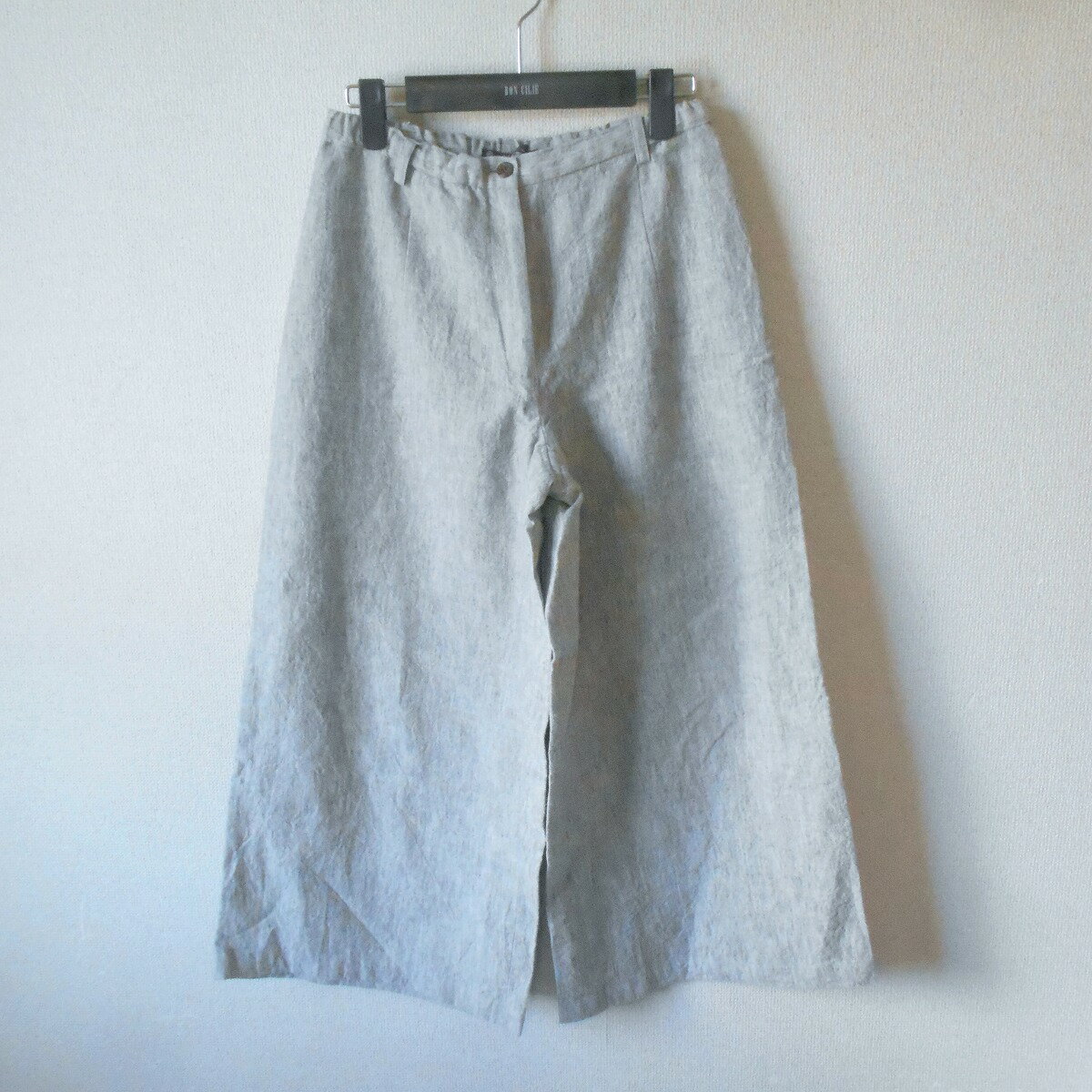 商品情報商品説明サピエンティアのレディース用ワイドパンツになります。お色はグレー系で麻100％の春夏を中心に着ていただけるお品です。＊元の持ち主様から購入時は2万円ほどしたと伺っています。ご不明な点はご遠慮なくお問い合わせください。コンディ...