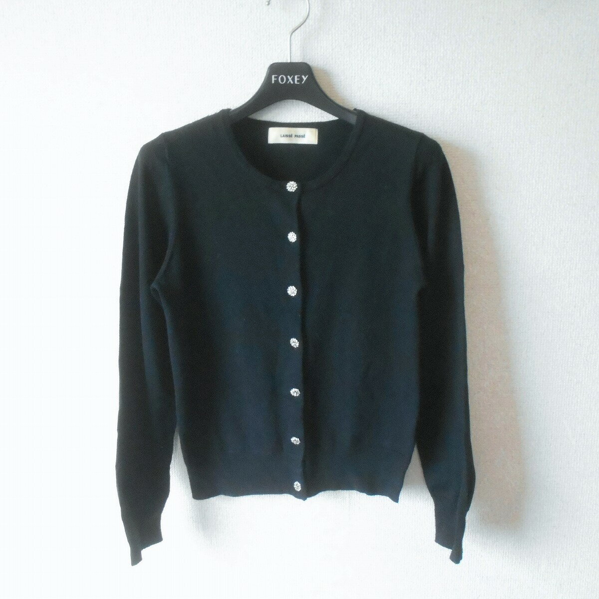 商品情報商品説明レッセパッセのカーディガンになります。お色は黒色で秋冬と春もしばらくは着ていただけそうです。カーディガンとしては定番的なデザインでキラキラボタンが使用された、とっても素敵なカーディガンです。ご不明な点はご遠慮なくお問い合わせ...