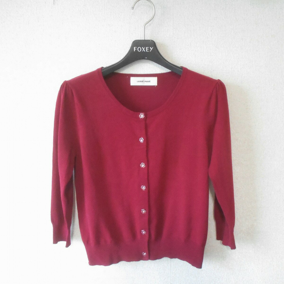 商品情報商品説明レッセパッセのカーディガンになります。お色はエンジ色くらいの濃い赤系で、薄手の7分袖です。春夏秋の3シーズン使えるお品で、ボタンがお花の形になった、とっても可愛いデザインです。ご不明な点はご遠慮なくお問い合わせください。コン...
