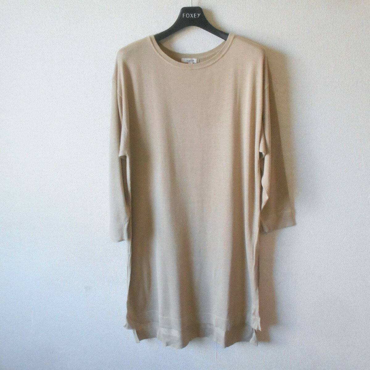 商品情報商品説明スタジオクリップのニットチュニックになります。お色はベージュ系で春夏秋の3シーズン使えるお品です。お袖は8〜9分くらいで、サイドにスリットが入った、とっても素敵なデザインです。ご不明な点はご遠慮なくお問い合わせください。コン...
