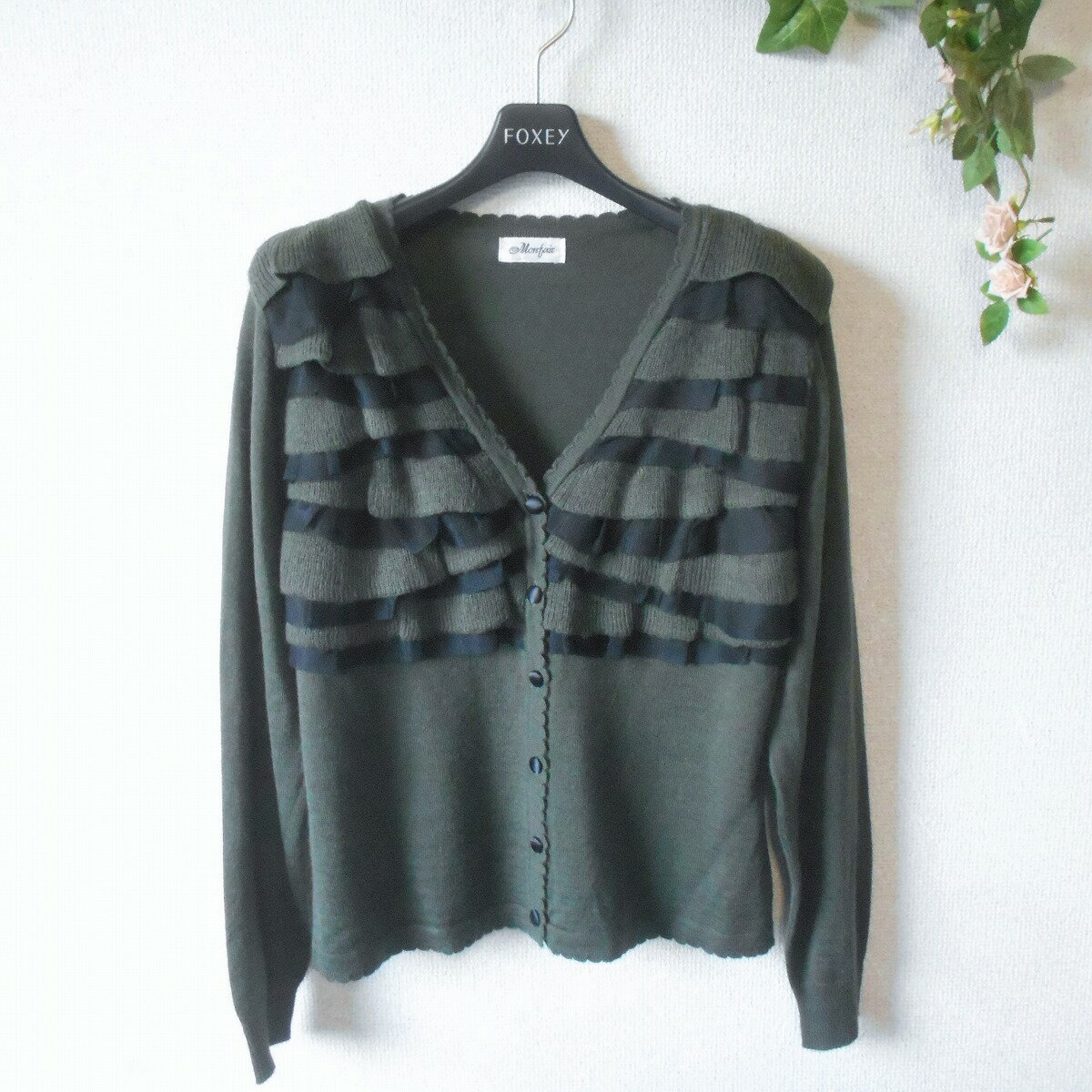 商品情報商品説明Monfaixのカーディガンになります。お色は深緑系ベースで秋冬を中心に着ていただけるお品です。前身頃にはチュールが使用されたとっても素敵なデザインです。ご不明な点はご遠慮なくお問い合わせください。コンディションUSED品で...