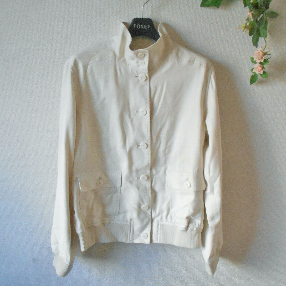 商品情報商品説明株）レナウン、セプリべのレディース用ブルゾンになります。お色はアイボリーで前はボタン式です。薄手で春や秋に着ていただけるお品で、ピーチスキンのようなソフトな肌触りの一着です。ご不明な点はご遠慮なくお問い合わせください。コンデ...