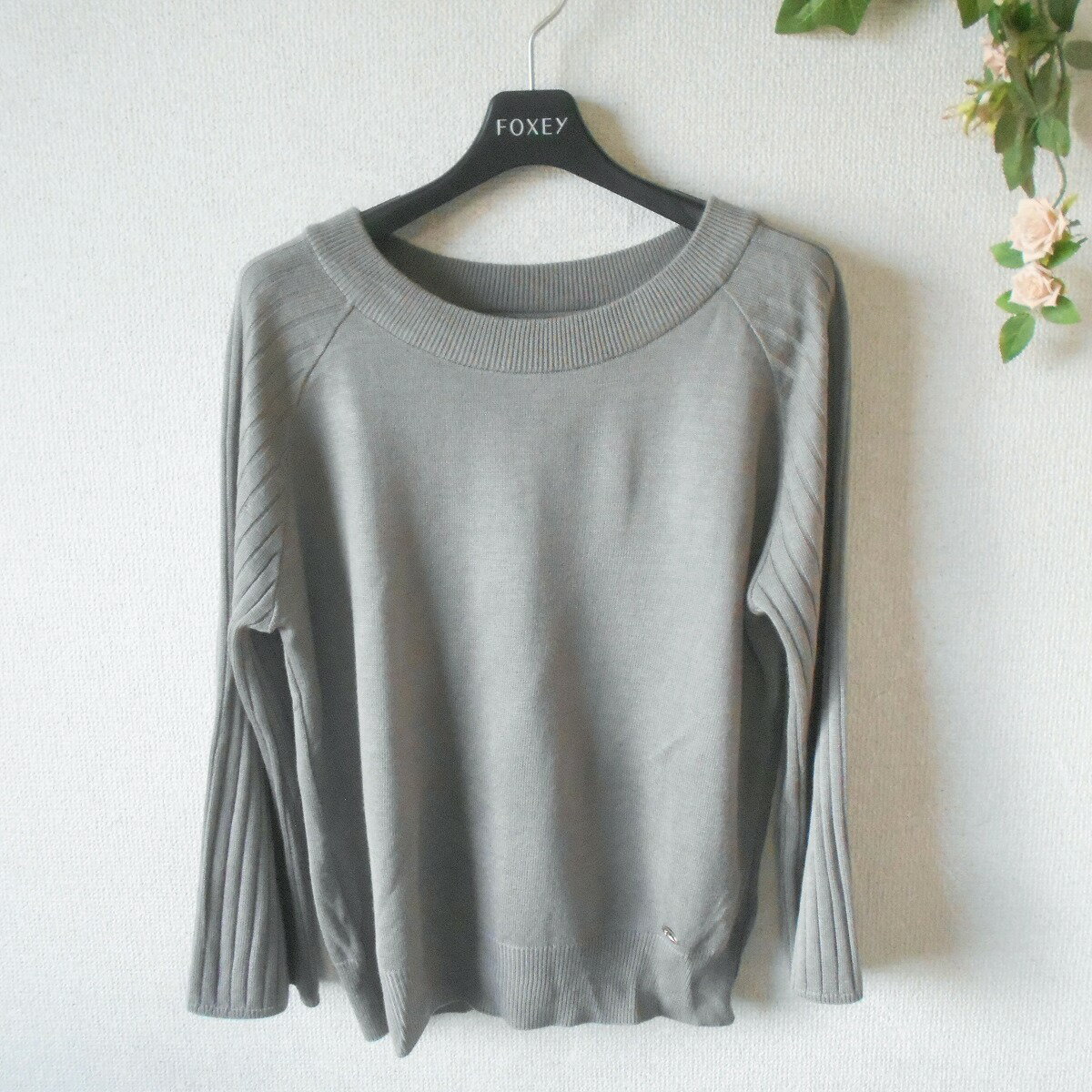 商品情報商品説明ご不明な点はご遠慮なくお問い合わせください。コンディション【状態】USED品です。とくに目立ったシミ、汚れ、キズは見当たりません。USED品としては、きれいな良い状態です。素材【素材】アクリル70％　レーヨン25％　毛5％サ...