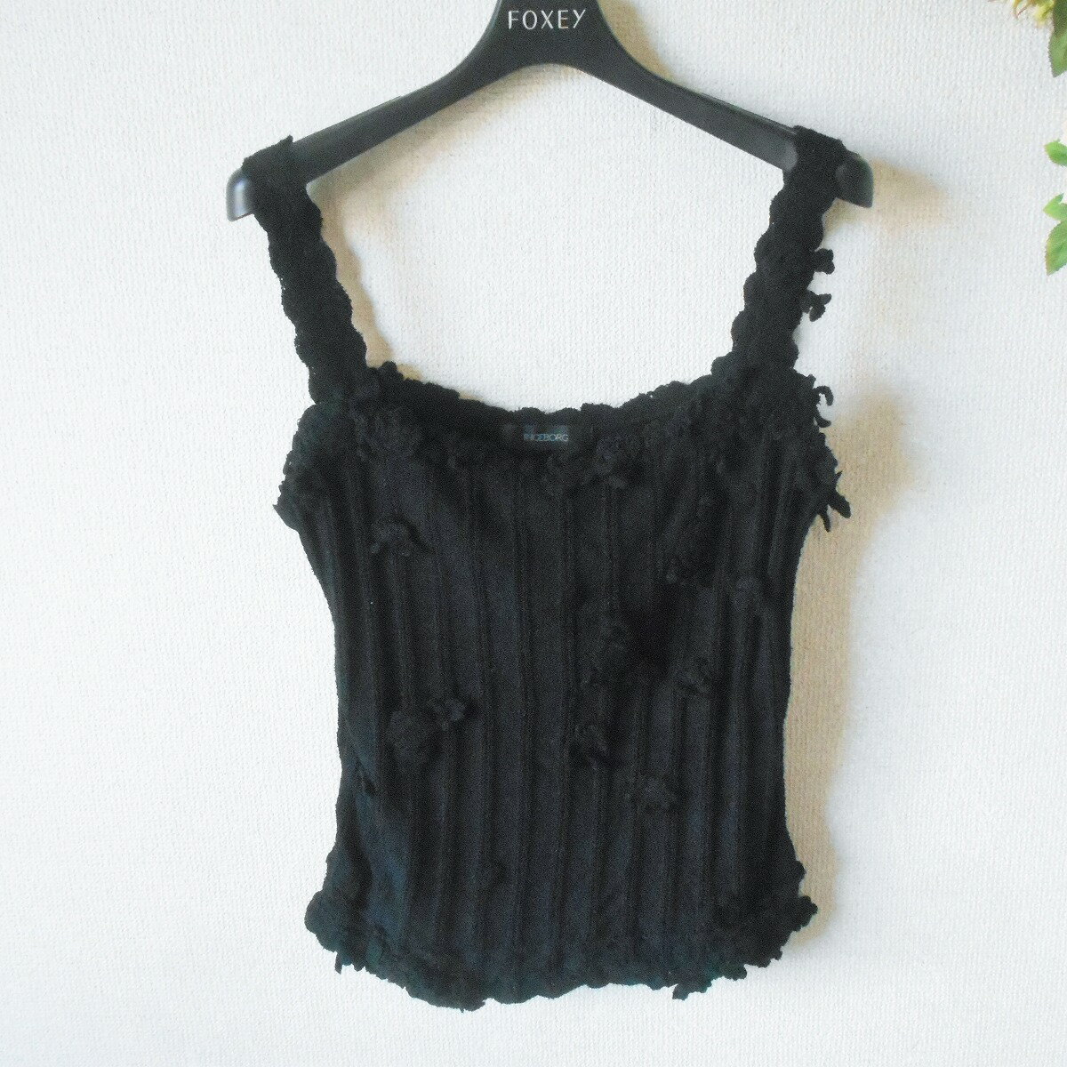 商品情報商品説明インゲボルグのニットキャミソールになります。お色は黒色でお花のモチーフが付いた、とっても素敵なデザインです。ご不明な点はご遠慮なくお問い合わせください。コンディション【状態】USED品です。普通に使用してできる使用感はあると...