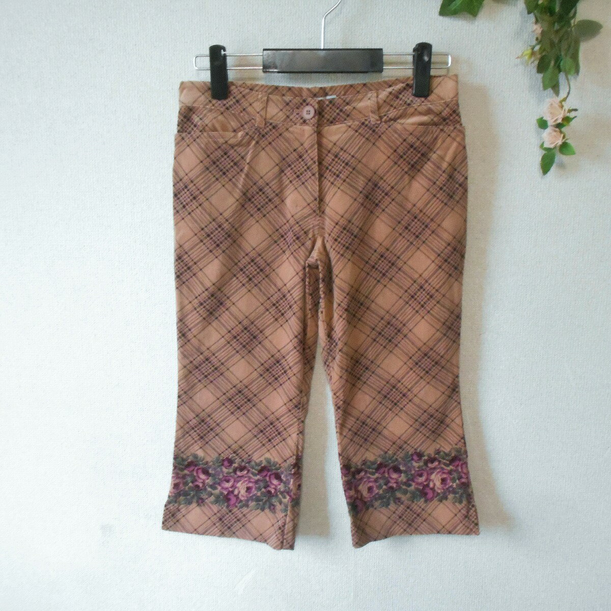 商品情報商品説明レストローズのクロップドパンツになります。お色は濃いベージュ系のベースカラーで全体にチェック柄、裾にはお花柄が入っています。秋冬を中心に着ていただけるお品で、花柄がレストローズらしいパンツです。ご不明な点はご遠慮なくお問い合...