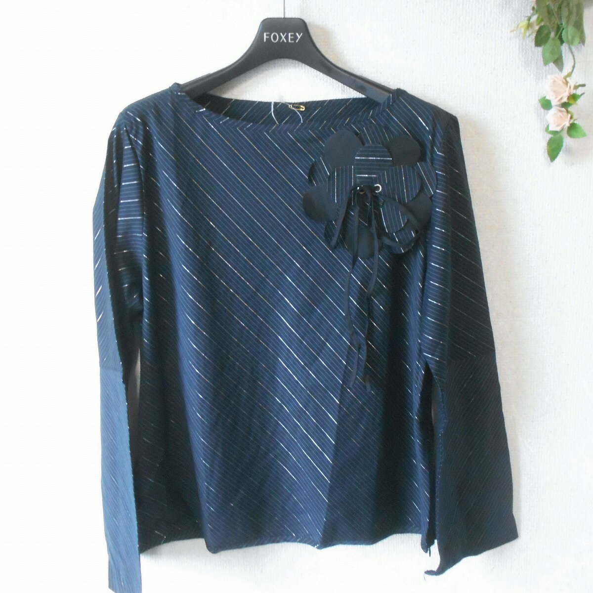 商品情報商品説明タクヤのレディース用ブラウスになります。お色は黒色ベースで、シルバー系のピンストライプが斜めに入っています。同布で作られた、お花のコサージュ付きで、大変お洒落な一着です。（コサージュは安全ピンで脱着可能です）ご不明な点はご遠...