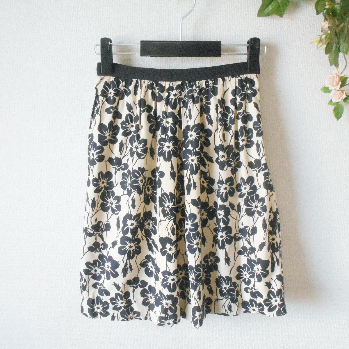 商品情報商品説明イエナのスカートになります。お色は薄いベージュ系ベースで、黒の花柄が全体に入っています。春夏を中心に着ていただけるお品で、とっても素敵なデザインです。ご不明な点はご遠慮なくお問い合わせください。コンディション【状態】USED...
