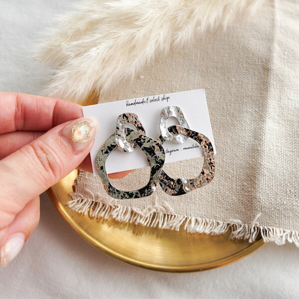 【メタリック2連フープピアス】 メタリック ゴールドピアス シルバーピアス ワンカラーピアス シルバーフープ 大ぶりピアス カジュアル 上品 きれいめピアス 大人可愛い 大人カジュアル メタリックピアス メタリックプレートの2連フープピアス...