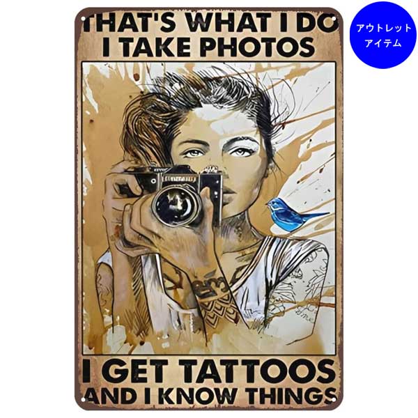 【商品詳細】 メタルサイン "THAT'S WHAT I DO I TAKE PHOTOS" 写真を撮る女性 "THAT'S WHAT I DO I TAKE PHOTOS" "I GET TATTOOS AND I KNOW THINGS...