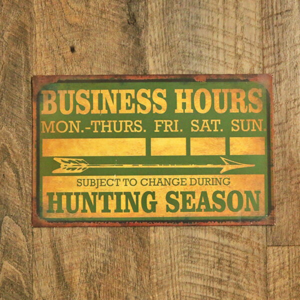 【商品詳細】 "BUSINESS HOURS" "SUBJECT TO CHANGE DURING HUNTING SEASON" "営業時間" "狩猟期間中は変更される可能性あり" "ハンティングシーズン ビジネスアワー" 店舗看板風 メ...