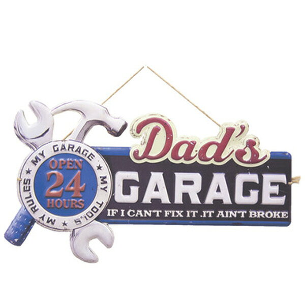 【商品詳細】 「Dad's GARAGE」 ビンテージ調 エンボス サイン！ エンボス加工されているので、立体的で目を惹く仕上がりです！ また、いたるところに「錆び」のテクスチャが描かれていて、「ビンテージ」を感じるデザイン！ 壁掛け用の「...