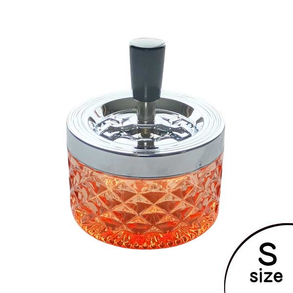 【商品詳細】 灰皿も部屋のアクセントに！ ガラスの表面をダイヤカットした、ポップでモダンなアッシュトレイ！ 上のレバーをプッシュすればフタが回転、煙草の吸殻を下へ運んでくれる便利な構造！ シンプルなデザインなので、様々なお部屋にマッチします...