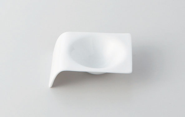 和食器の特徴を盛り込んだ器 和食の中で特徴的な箸休め、薬味等を入れる器として開発されました。半球で支え緊張感を持たせています。 商品情報 サイズ約11cm×約8cm　高さ約3cm 材質白磁 生産国日本製　美濃焼き カラー真っ白 ご注意陶磁器...