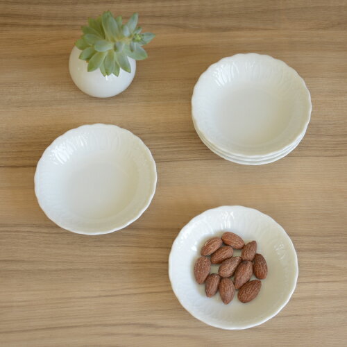 タレ入れやソース、お菓子などに。 小皿,豆皿,業務用食器,白の食器,タレ皿,醤油皿,ソース皿,薬味皿,洋食器,陶磁器,陶器,餃子タレ,かわいい,おしゃれ,刺身しょう油皿控えめなエンボス柄が上品な小皿です。深さも十分なので、ソースやしょう油を...