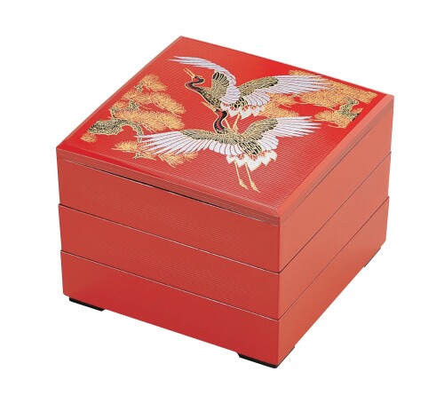 割烹漆器 若泉漆器 重箱 6.5寸千筋重 朱 二羽鶴（内黒） 3段H-153-5A 外寸　19.5×19.5×16.5cm 細い筋の装飾が施された重箱 5〜6人用の重箱に使われることが多いサイズです。 「めでたさが重なるように」「福が重なる...
