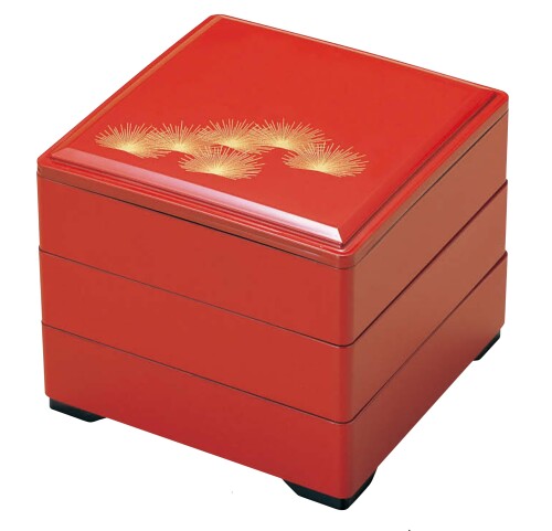 割烹漆器 若泉漆器 お重箱 ?6寸重 朱 若松（内黒）3段 H-152-11A 6寸(約18cm x 18cm)です。 若松は一年中緑を保つことから「長寿」の象徴とされる縁起の良い柄です。 お正月のおせち料理をはじめ、運動会や花見の弁当箱と...