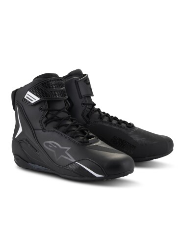 (アルパインスターズ) スニーカーブーツ FASTER-4 SHOE メンズ ブラック 25.5 cm カラー:ブラック サイズ:8(25.5cm) 説明 モータースポーツの研究開発の経験から生まれたスポーツライディングシューズ。先進的なマ...