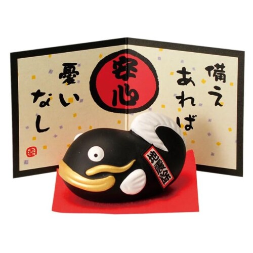 マルヨシ陶器 地震除けなまず 黒 M0374 8 × H5.5cm 商品重量:75g 民芸置物 可愛らしい置物たちは玄関に置いても、リビングに置いても、可愛さが伝わる商品となっています。 それぞれに込めた思いがあります。伝えたい思いがそこに...