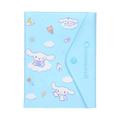 サンリオ(SANRIO) お薬手帳&診察券ケース シナモロール 589926 本体サイズ:約幅12×奥行1×高さ16cm。主な材料・原料:PVC スナップボタン式開閉。内側:カードポケット7、サイドポケット2、スライダーポケット1。カードポ...