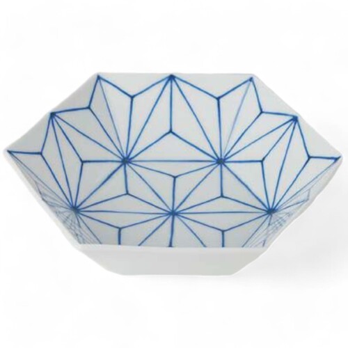 匠美風 有田焼 21cm 皿 麻の葉（青）亀甲中鉢 日本製 サイズ:(約)20.6x18x5.6cm 有田焼は、日本の伝統と美を融合させた陶磁器です。シンプルでおしゃれなデザインが特徴で、食卓を上品に演出します。和モダンな雰囲気が、日常使い...