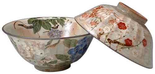 京焼 清水焼 俊山窯 組飯碗 四季草花 LSS274 サイズ:大-約直径12.5×高さ5.5cm、小-約直径11.5×高さ5cm 素材:陶器 生産国:日本 京都府で焼かれる陶磁器。清水寺への参道である五条坂界隈に清水六兵衛 ■高橋道八を初め...