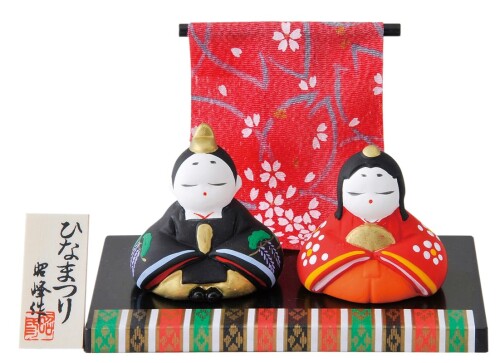 雛人形 おさな雛 平安可憐雛 平飾り 親王飾り コンパクト ひな祭り 桃の節句 インテリア SA-252 日本の伝統行事「ひな祭り」を、陶器ならではのやさしい風合いで表現した雛人形です。 穏やかな表情と丸みのある造形が特徴で、見る人の心を和...