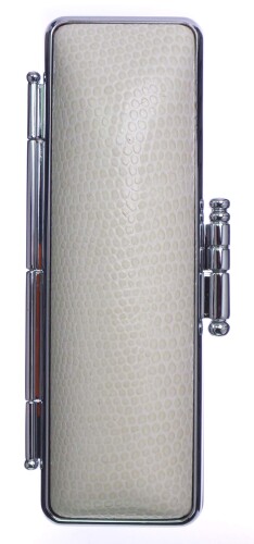STニュートカゲケース 16.5×60mm 白 【収納印章サイズ】直径16.5mm丸60mm丈 【材質】革 合成皮革枠 亜鉛合金(クロムメッキ)肉池 ABS樹脂 【内装】蓋裏 エンジ別珍身 エンジ別珍 【肉池】パール肉池朱肉付 高級感あるト...