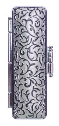 STシャーロットケース 15×60mm 銀 【収納印章サイズ】直径15mm丸60mm丈 【材質】革 合成皮革枠 亜鉛合金(クロムメッキ)肉池 ABS樹脂 【内装】蓋裏 黒別珍身 黒別珍 【肉池】パール肉池朱肉付 シルクの様な光沢と立体的な唐...