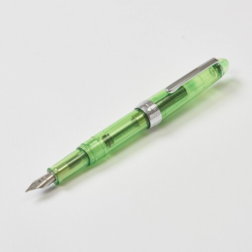 Hmmm? 万年筆 細字 フォンテ クリアグリーン 641089 【サイズ】奥行き1.6×幅1.6×高さ13cm 【材質】PC(本体)、銅(パーツ)、ステンレス(ペン先) 【機能】キャップ嵌合式、コンバーターつき、スケルトンタイプ 【その他...