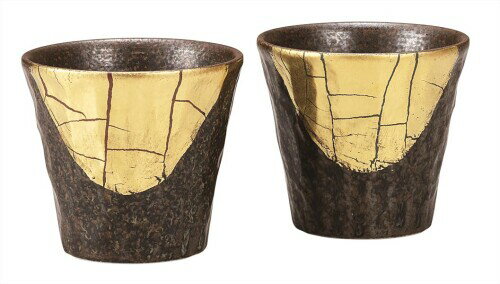 九谷焼いわたや ペア焼酎カップ・金箔彩 K9-1136 サイズ:径9.2×高8.4cm 素材・材質:磁器 生産国:日本 化粧箱入 普段使いの九谷焼のペアの焼酎カップ。 伝統工芸品の九谷焼でありながら、お手頃な価格で食卓を彩ります。 化粧箱入...