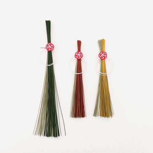 shesay い草のお飾り 正月飾り 消臭効果 調湿効果 S(高さ30cm) レッド 天然素材のい草を使ったシンプルなお飾りです。 飾る場所とイメージにあわせて選べる3色・2サイズ展開。 水引きを外すと通年飾れます。 生産地 日本 サイズ ...