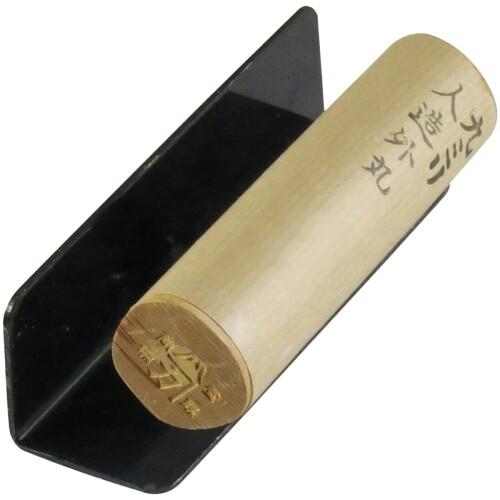東京西勘(Tokyo Nishikan) 中首丸面引外丸 (人造) 東京西勘 65484 120x9mm 本体: 奥行8.2cm 本体: 高さ13.2cm 本体: 幅5.4cm 入隅の仕上げ(面引き)作業に用いる鏝です。 全長 : 120m...