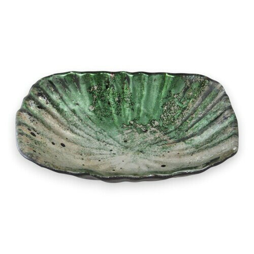 J-kitchens Nebula 皿 前菜プレート ガラス オーバル 中 グリーン ゴールド 14cm サイズ:14cm x 12cm x 4.5cm 素材:硝子 洗練された美意識が息づくガラス皿。光を受けて表情を変える繊細な質感が、食卓...