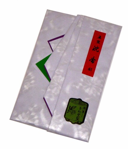 玉初堂のお香 真盤沈香 刻み 7.5g #414 原産国 : 日本 原材料 : 沈香 内容量 : 約7.5g 香炉など不燃性の容器を使用して下さい。 『沈香』は東南アジアの一地域でのみ産出される貴重な香木です。 沈丁花科アキラリア属の樹木の...