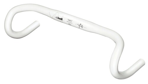cinelli(チネリ) ハンドルバー ヴァイ 31.8/44 ホワイト 603026-418440 浅曲がりで、エルゴノミック形状のアルミニウムドロップバー。 楽しく快適に乗りたいサイクリストだけでなく、よりアグレッシブにドロップハンドル...