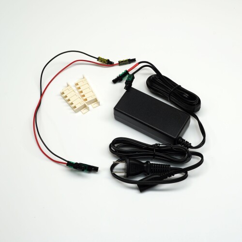 箱庭技研 LED電飾用電源ユニット(12V 3.8A) 電源ユニット本体 配線約1.8m+0.3m(AC側約1.1m) 分岐コネクターx2 本製品は、箱庭技研のコレクションケースシリーズ、コレクションベースシリーズやジオラマルームシリーズな...