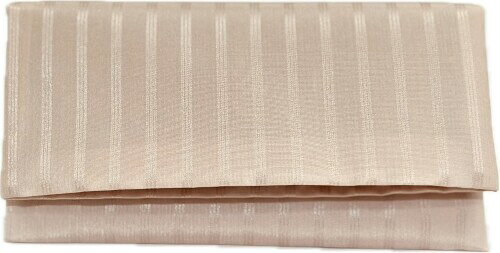 大興産業 ポリエステル綸子 念珠袋 ピンク 810-1 本体サイズ : 約9.5×17.5cm 本体重量 : 約15g 素材 : ポリエステル100% 説明 光沢が美しいポリエステル綸子を使用した念珠袋。 大切な念珠を美しく、そして丁寧に持...