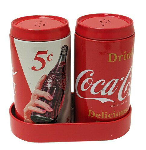 The Tin Box Company ブリキ塩コショウセット コカ・コーラ 2025 缶型 エンボス加工 商品サイズ: コカ・コーラの塩とコショウ入れの缶入りキャディで、サイズは5 x 2.5 x 7インチです。 公式ライセンス商品: T...